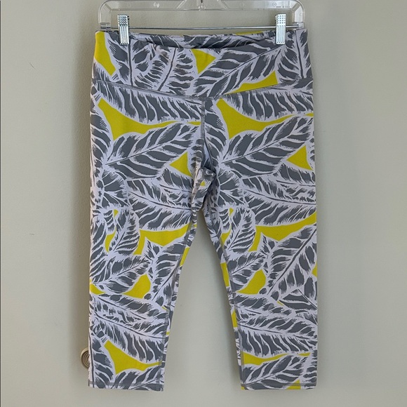 ALO Yoga | Pants & Jumpsuits | Alo Yoga Womens Leaf Pattern Capri Gray ...